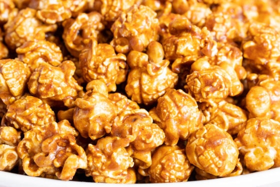 Ridiculously Easy Gingerbread Caramel Corn (with free printable labels ...